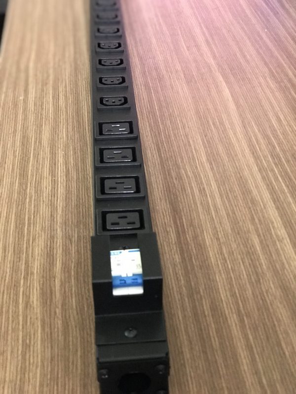 Thanh Nguồn Rack PDU 20 Ổ Cắm C13-4 Ổ C19 Có MCB 32A