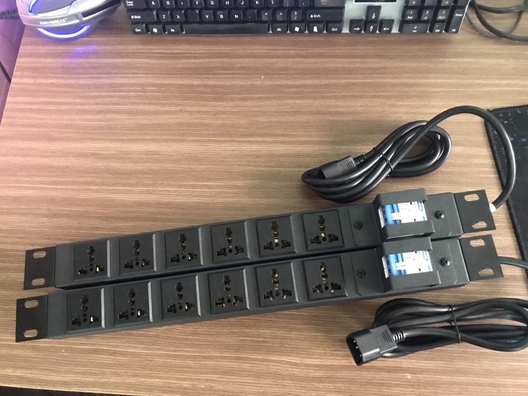 Ổ cắm điện, Thanh Nguồn Rack PDU 24 Ổ Cắm Đa Năng Có MCB 32A